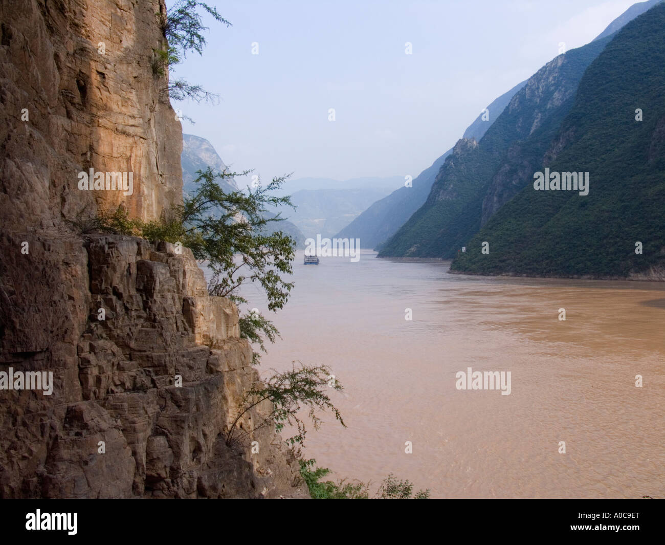 Fengxiang Gorge a part of Qutang Gorge in Yangtze River Stock Photo - Alamy