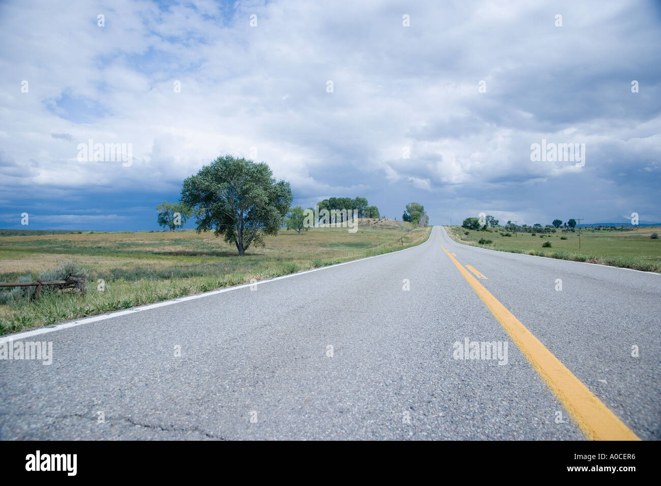 Long straight endless roads hi-res stock photography and images - Alamy