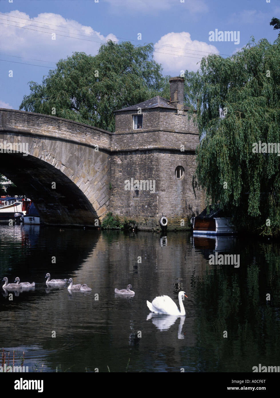 Halfpenny bridge thames hi-res stock photography and images - Alamy