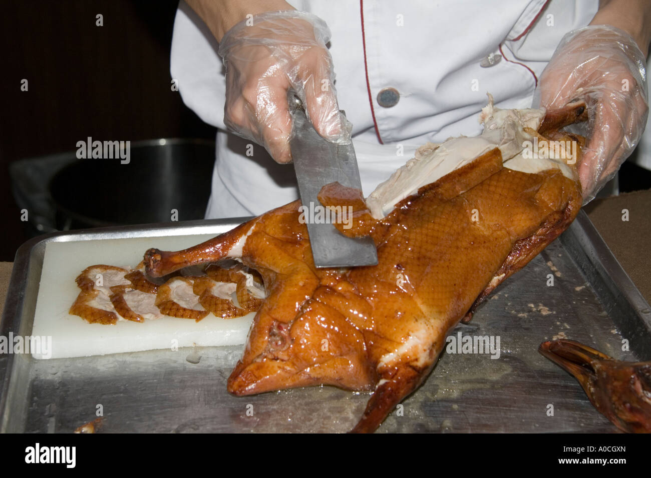 Cutting roast crispy Peking duck in Beijng QuanJuDe restaurant Stock ...
