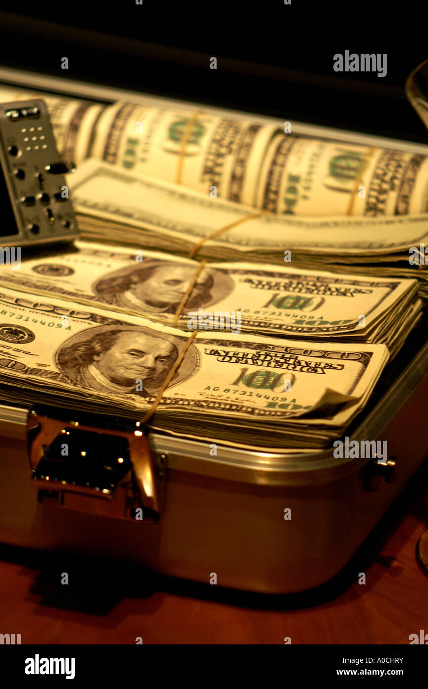 Briefcase dollars hi-res stock photography and images - Alamy