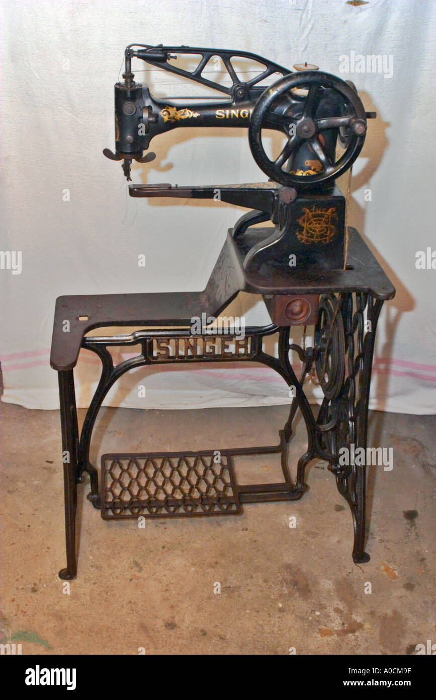 Singer Leather Sowing Machine Stock Photo - Alamy