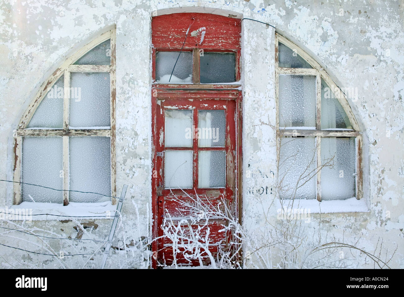 Red door on abandoned building in Brothers Oregon Stock Photo - Alamy