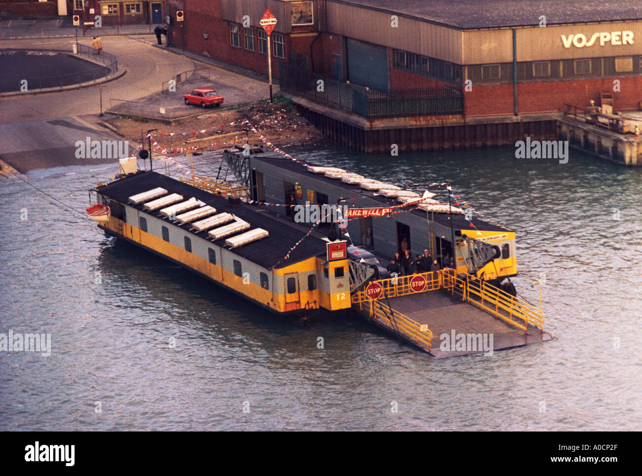 The Floating Bridge chain ferry on the river Itchen in Southampton ...