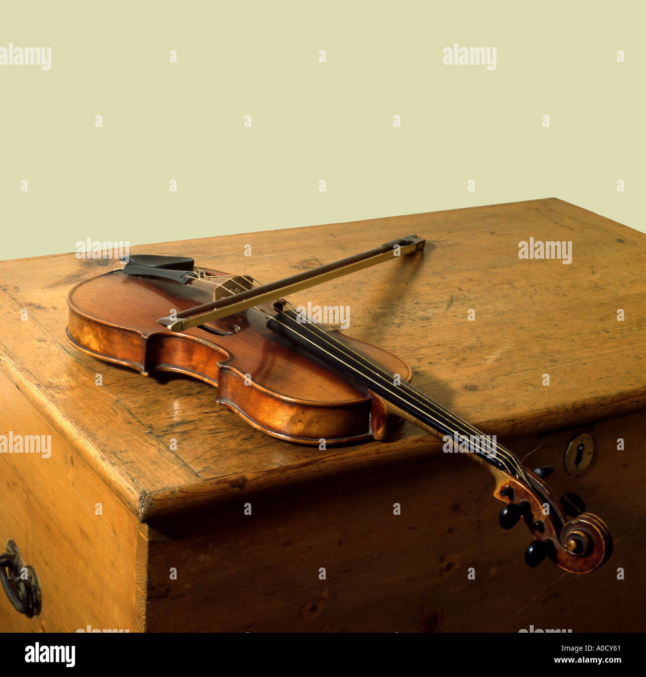 Fiddle and Bow Lying on an Old Wooden Chest Stock Photo - Alamy