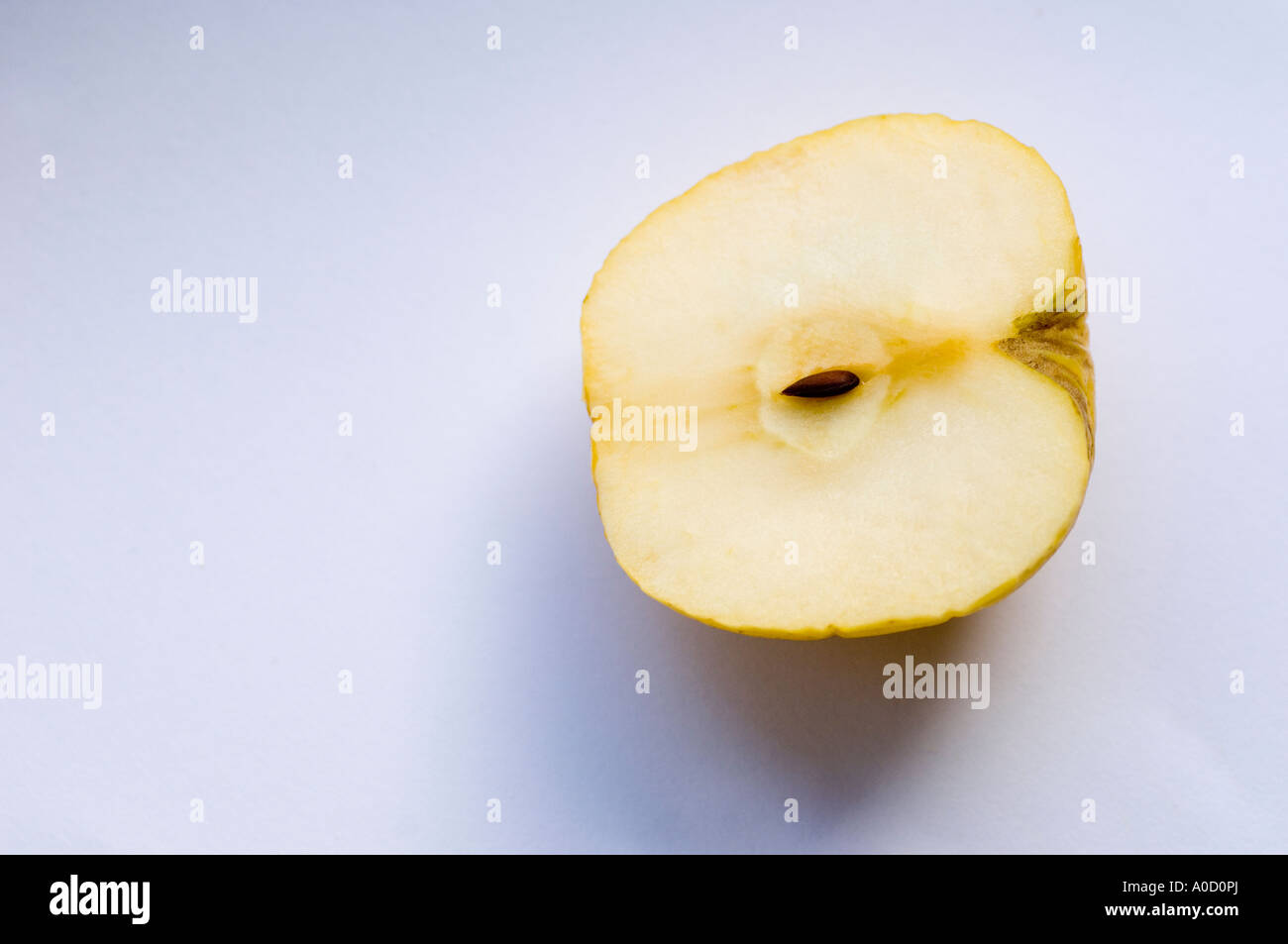 half an apple Stock Photo - Alamy