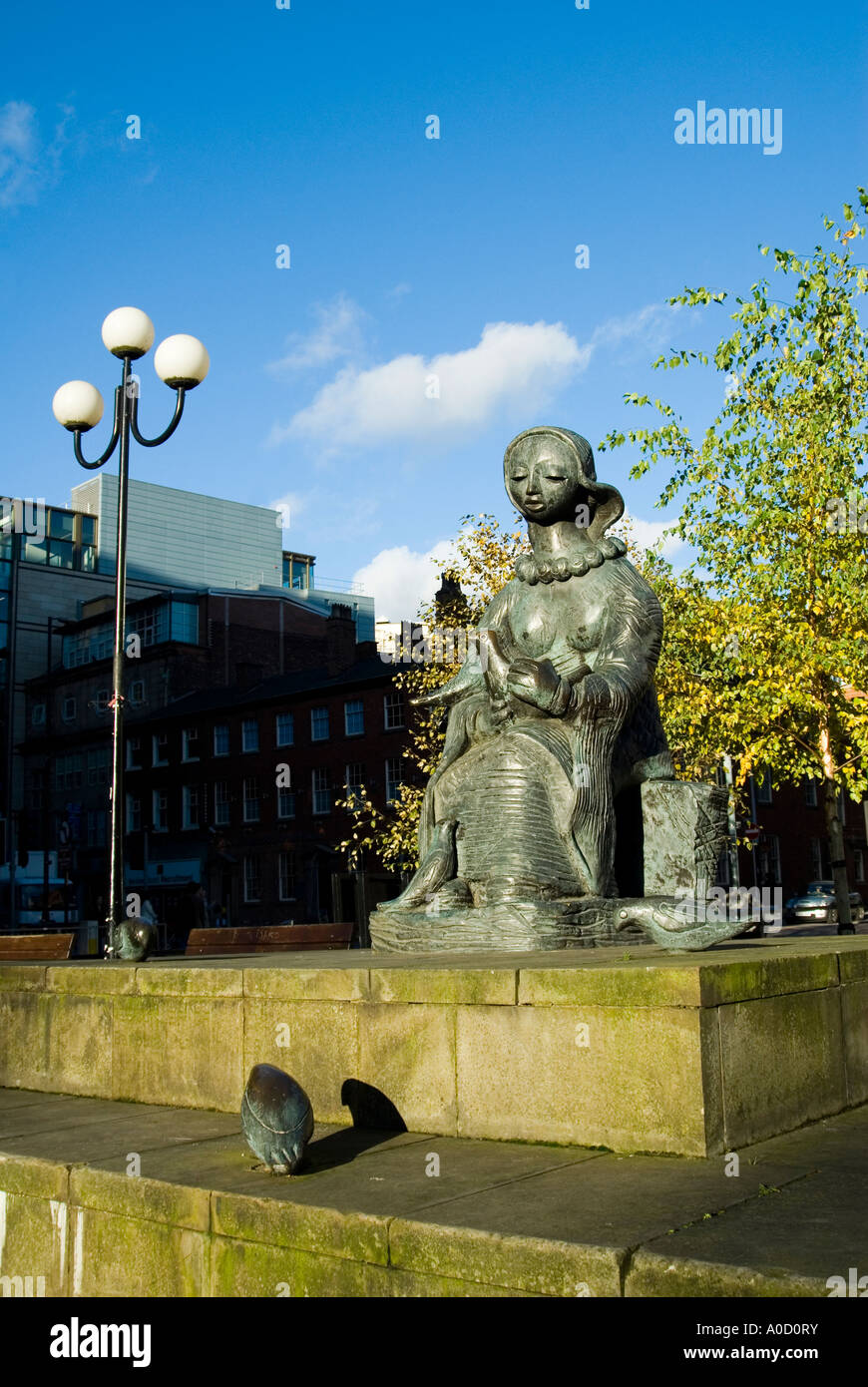 Manchester peace statue hi-res stock photography and images - Alamy