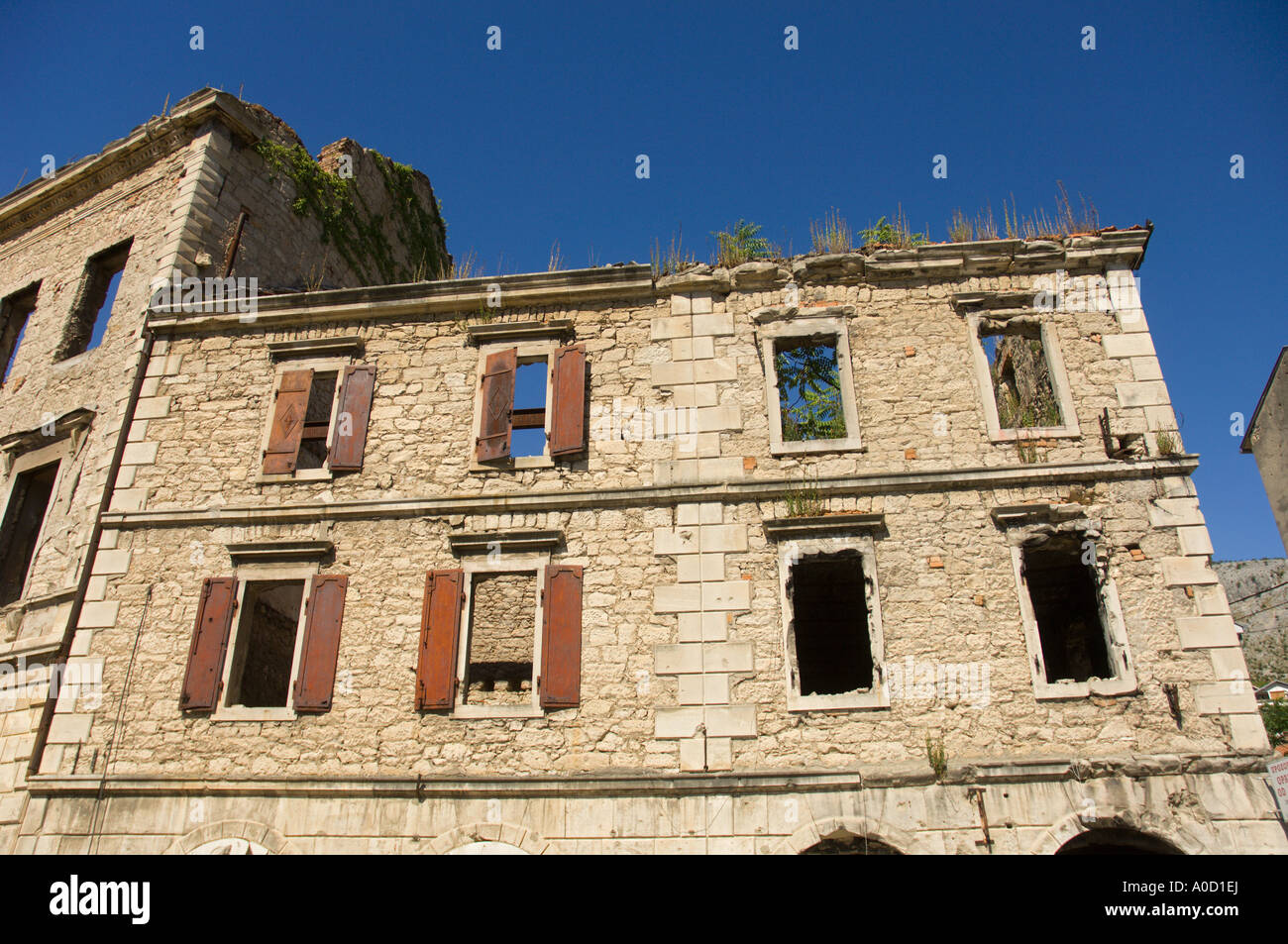 War damaged buildings hi-res stock photography and images - Alamy