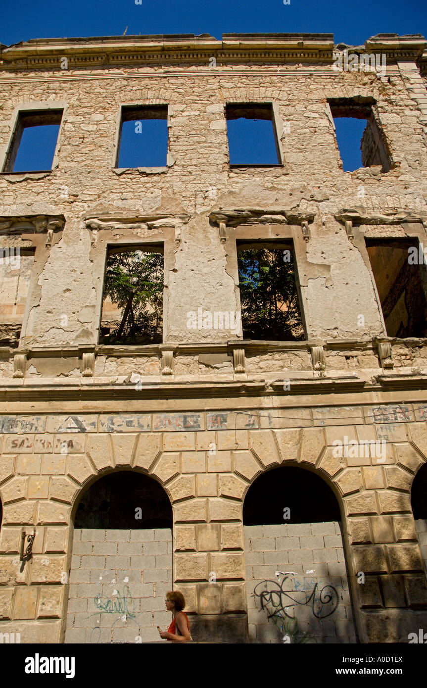 War damaged buildings hi-res stock photography and images - Alamy