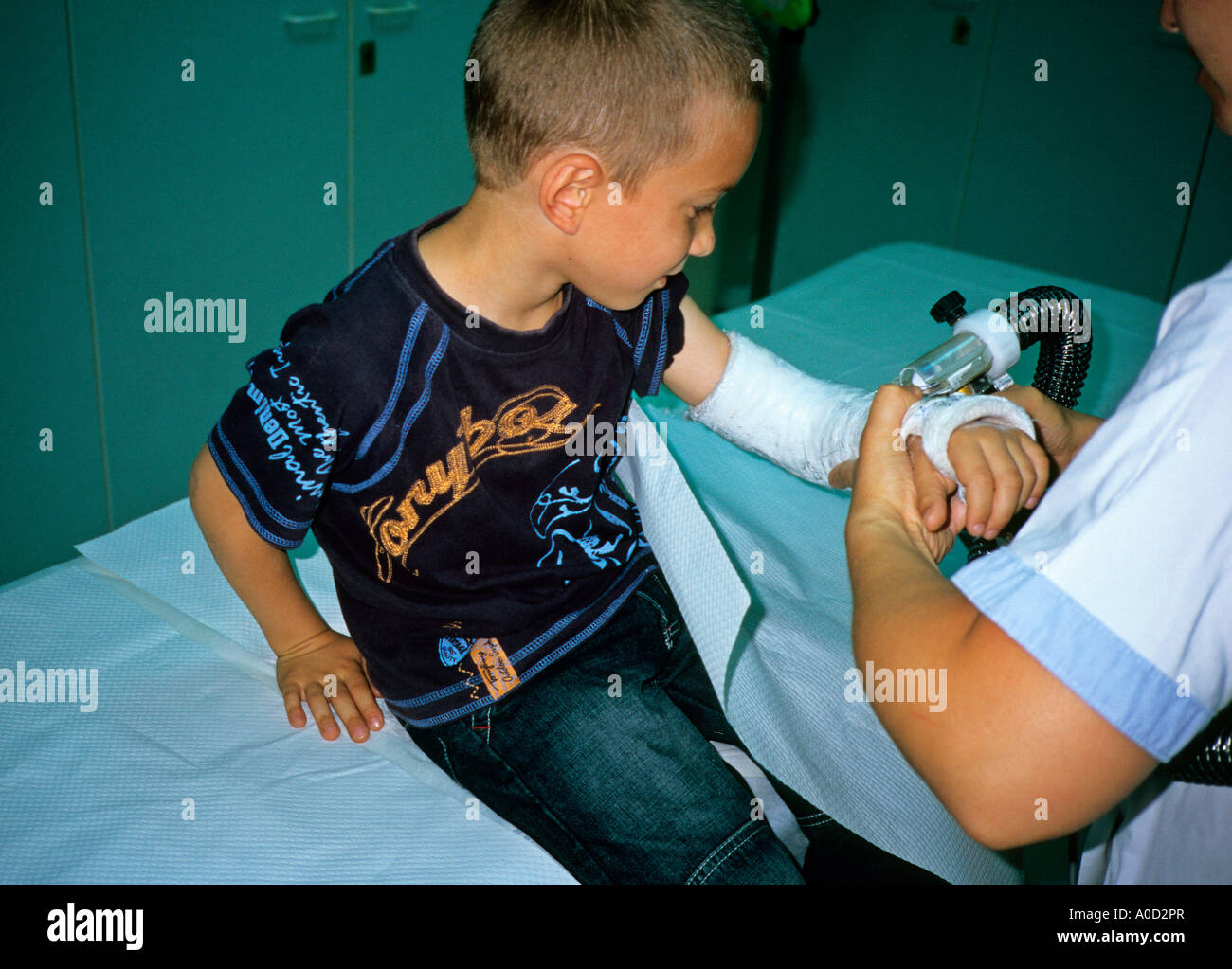 Child broken arm doctor hi-res stock photography and images - Alamy