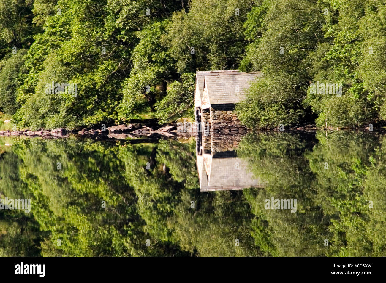 Perfect reflection on lake in Snowdonia - fantastic picture of lake ...