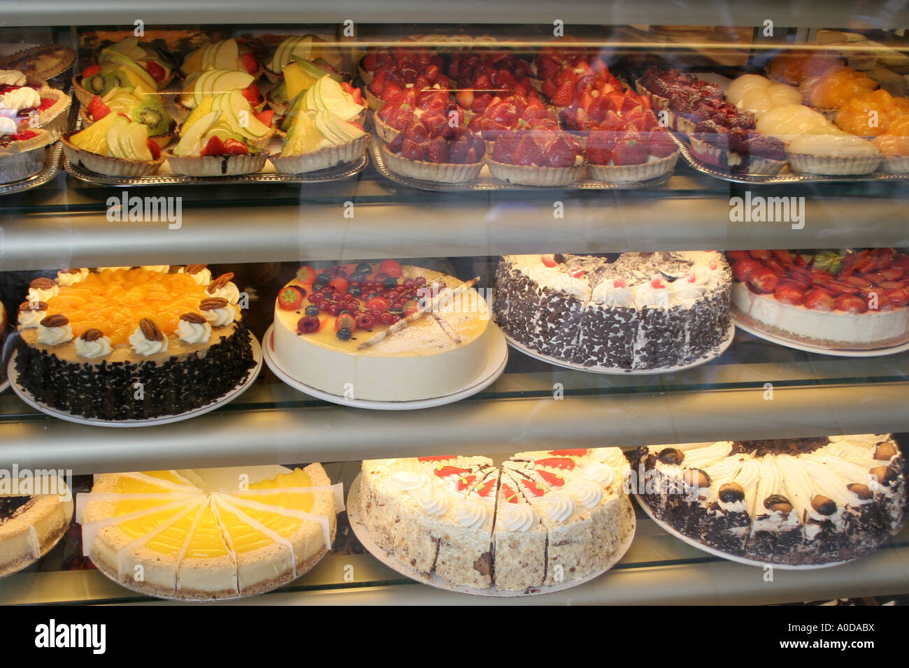 Cakes in a bakery hi-res stock photography and images - Alamy