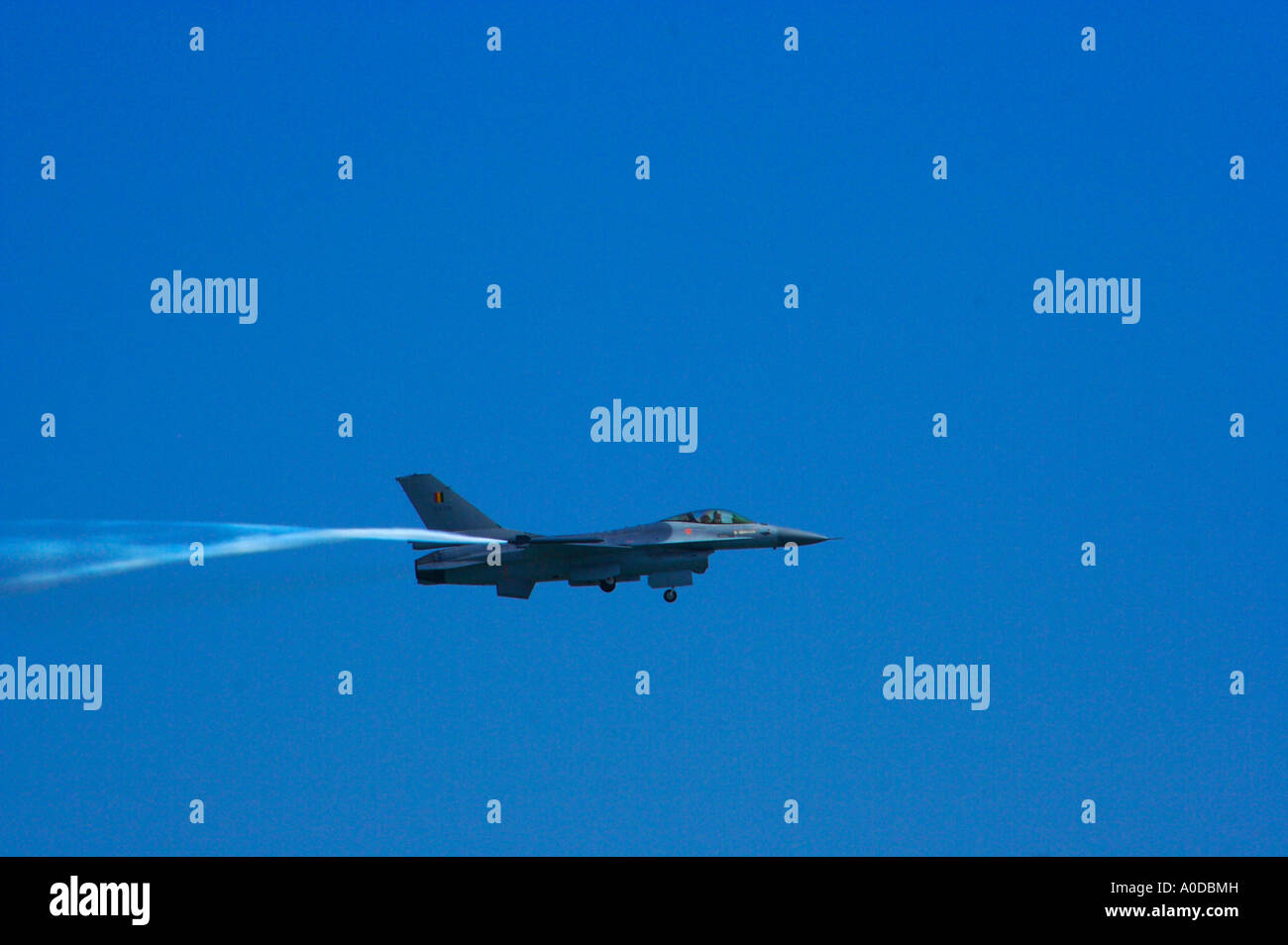 Fighter jet and contrail Stock Photo - Alamy