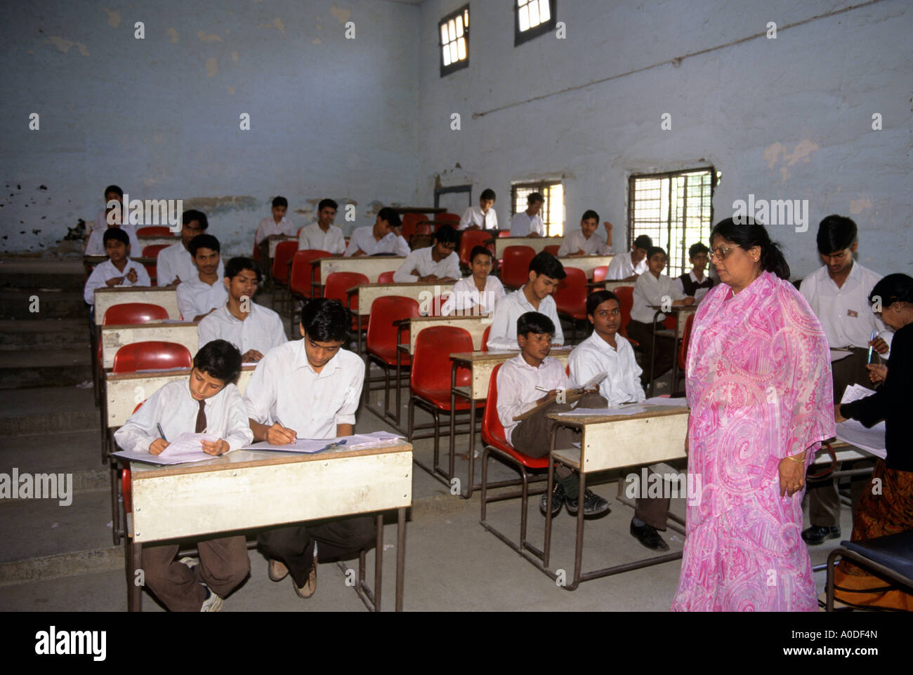 India classroom hi-res stock photography and images - Alamy