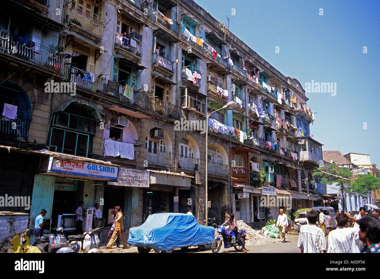 Crowded housing in Mumbai Bombay India Stock Photo - Alamy