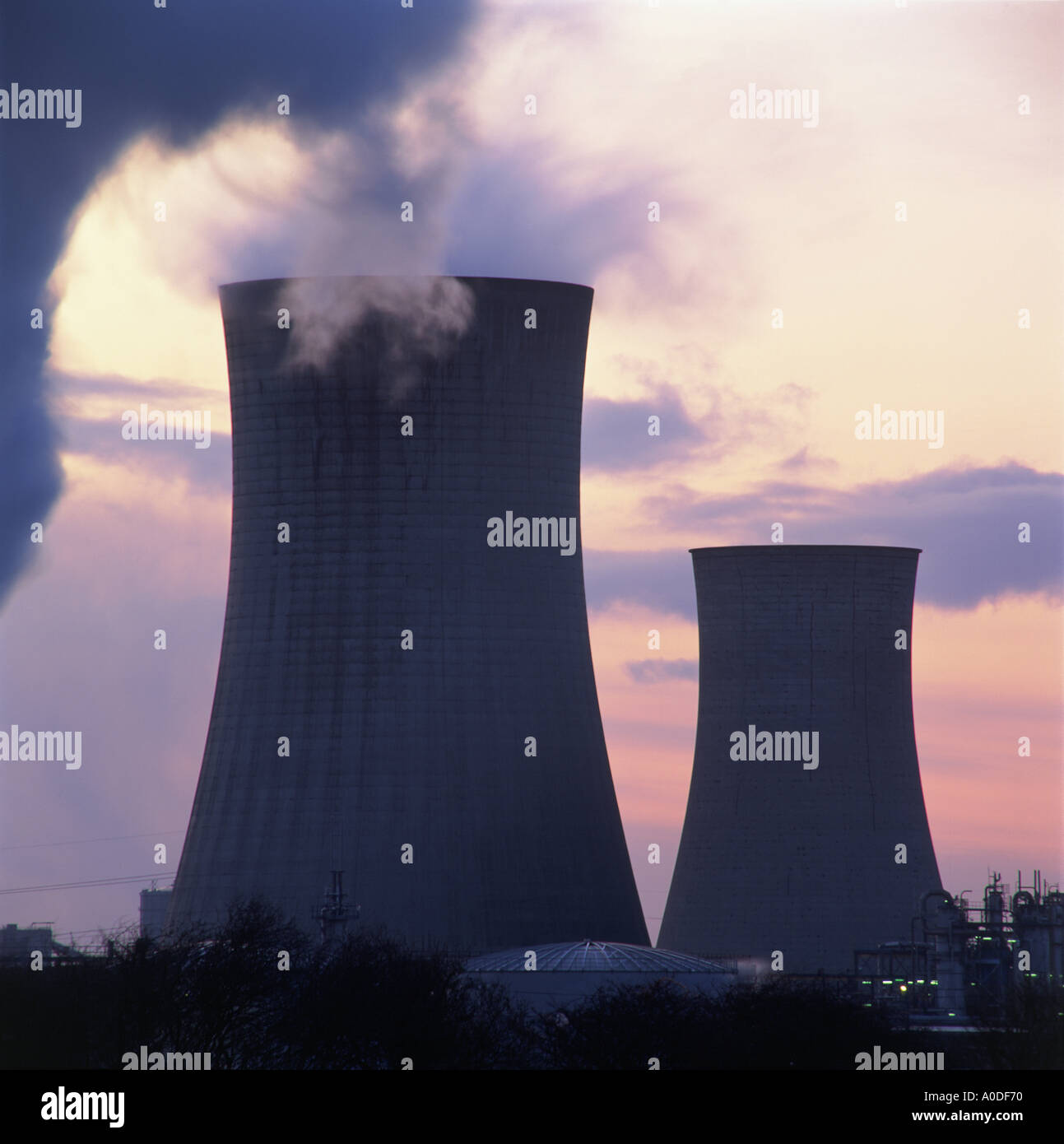 Cooling Towers, ICI Wilton Paint Factory, Cleveland, England Stock ...