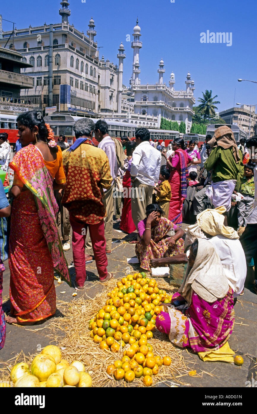 Crowded market scene hi-res stock photography and images - Alamy