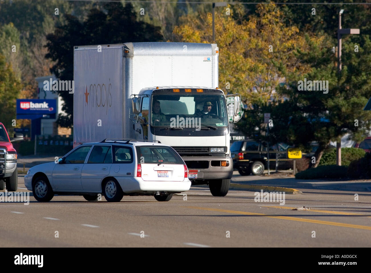 Vehicle turning left hi-res stock photography and images - Alamy