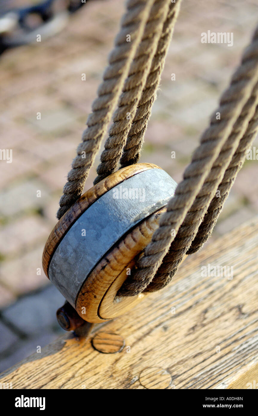 Device for securing a rope hi-res stock photography and images - Alamy