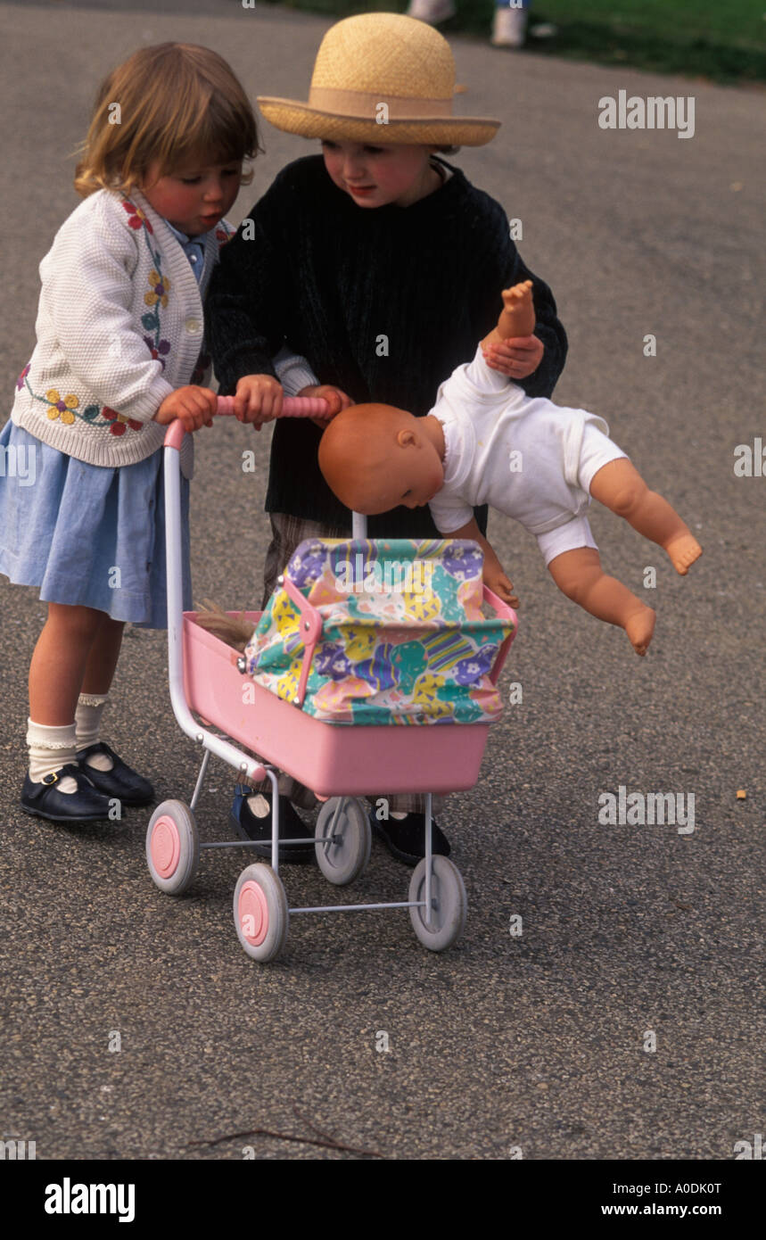 Toddlers fighting hi-res stock photography and images - Alamy