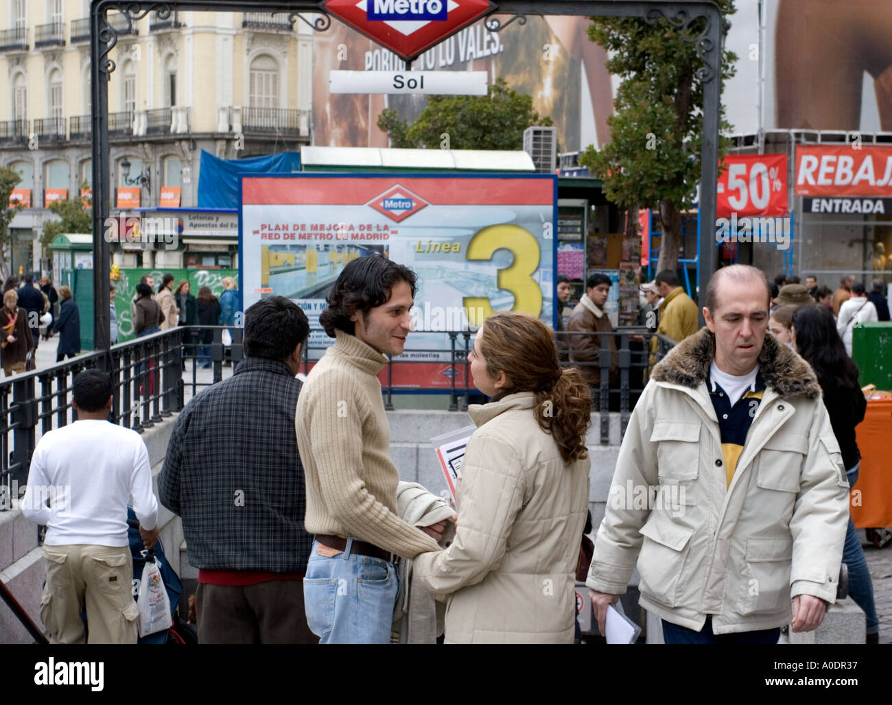 Couple saying goodbye station hi-res stock photography and images - Alamy