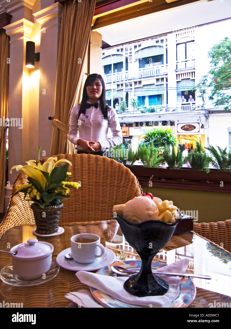 Waitresses hotel hi-res stock photography and images - Alamy