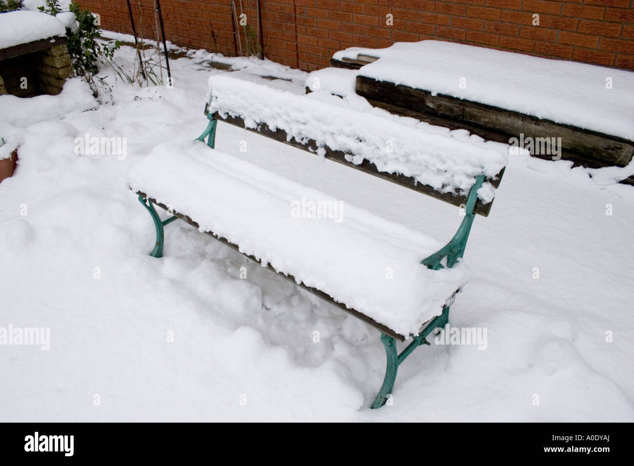Snow covered garden bench hi-res stock photography and images - Alamy