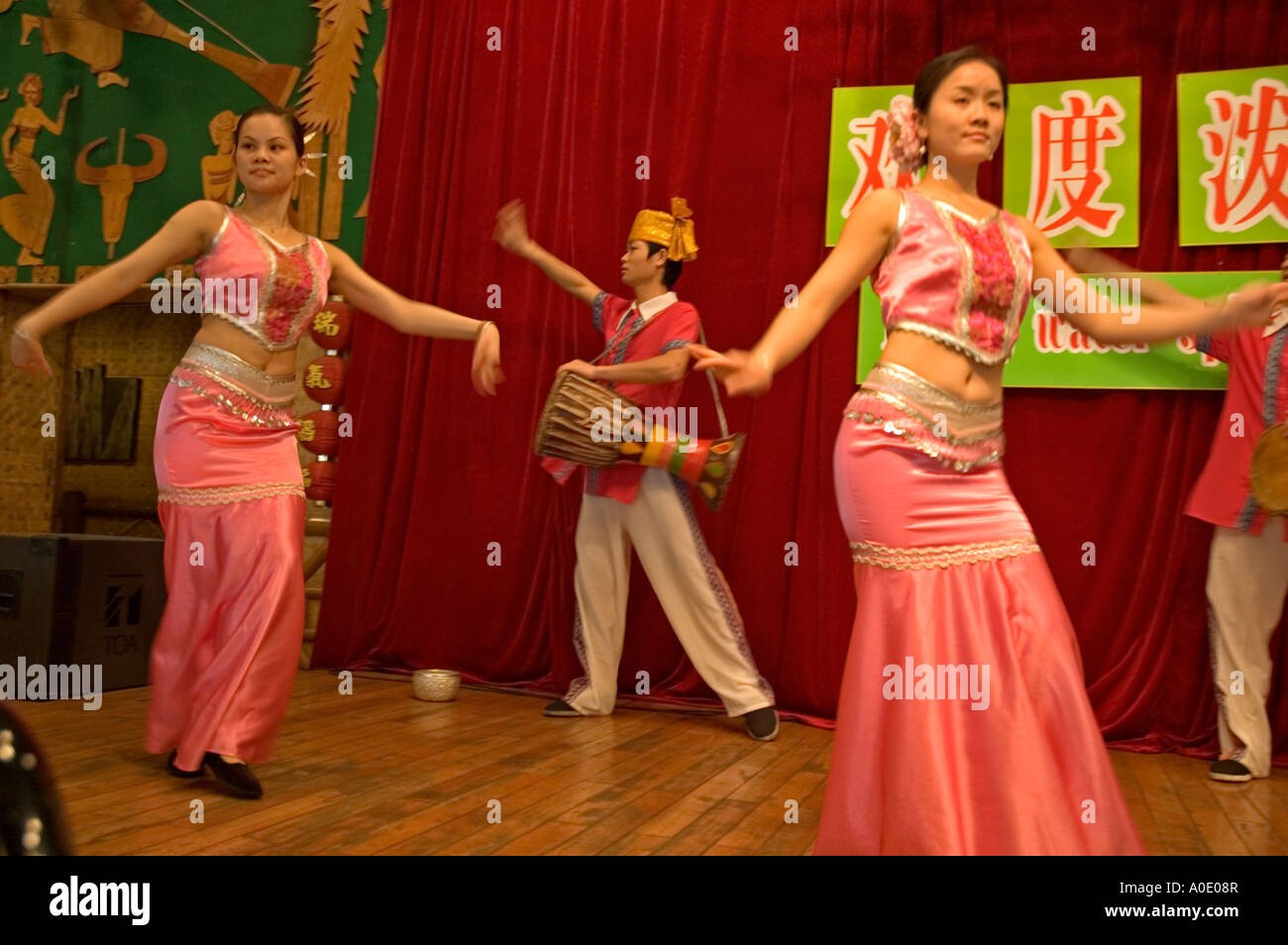 Chinese artistes performing a traditional dance Stock Photo - Alamy