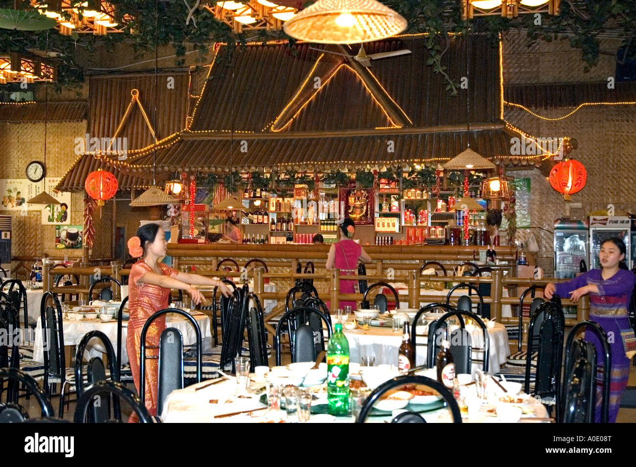 Chinese waitresses hi-res stock photography and images - Alamy