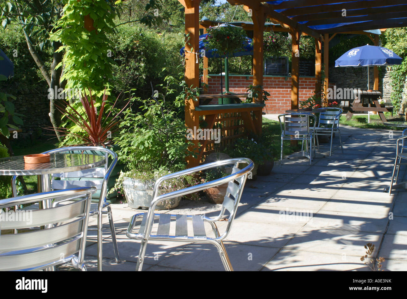 Small modern style pub garden terrace Stock Photo - Alamy