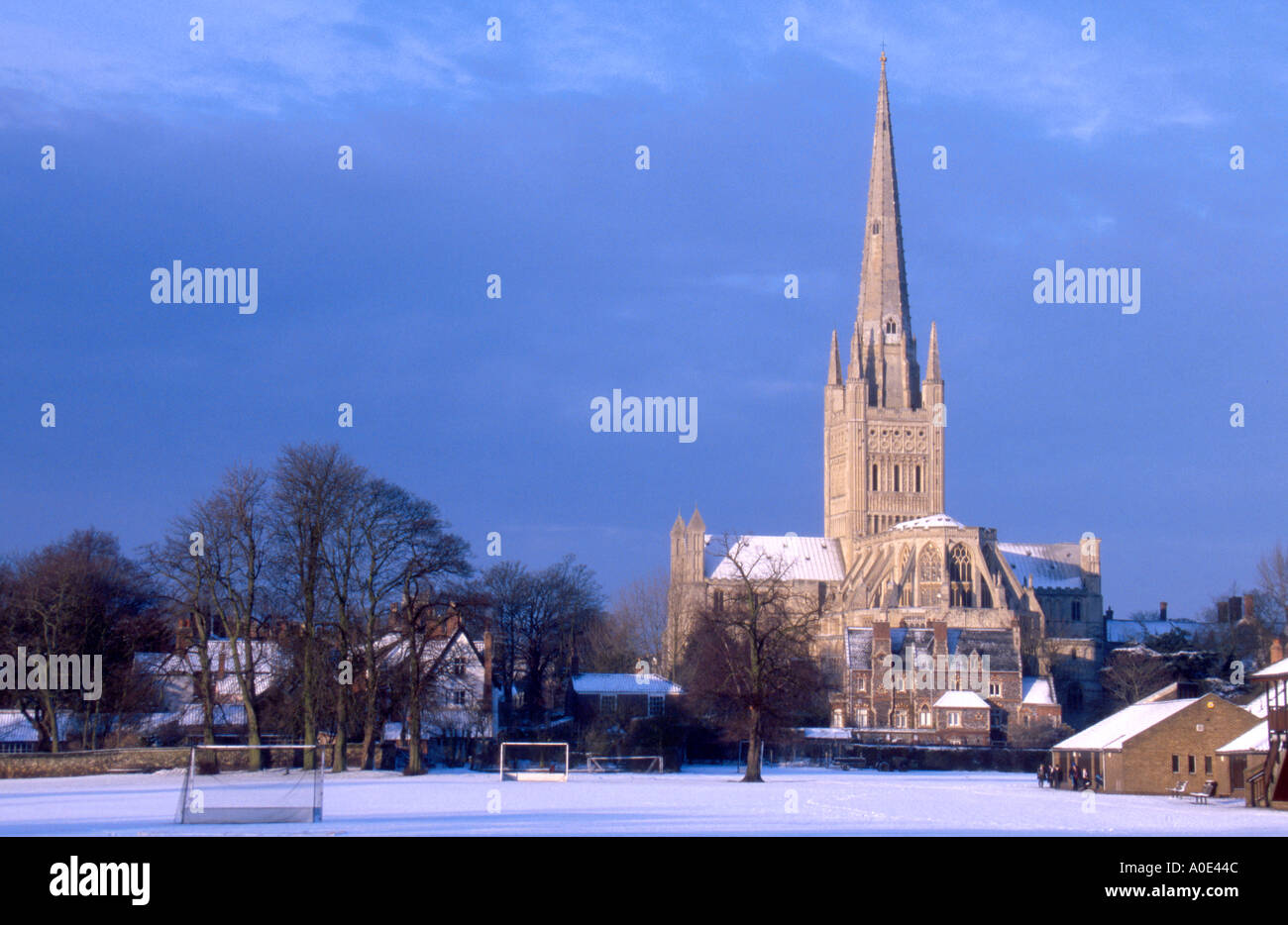 Winter norwich cathedral snow hi-res stock photography and images - Alamy
