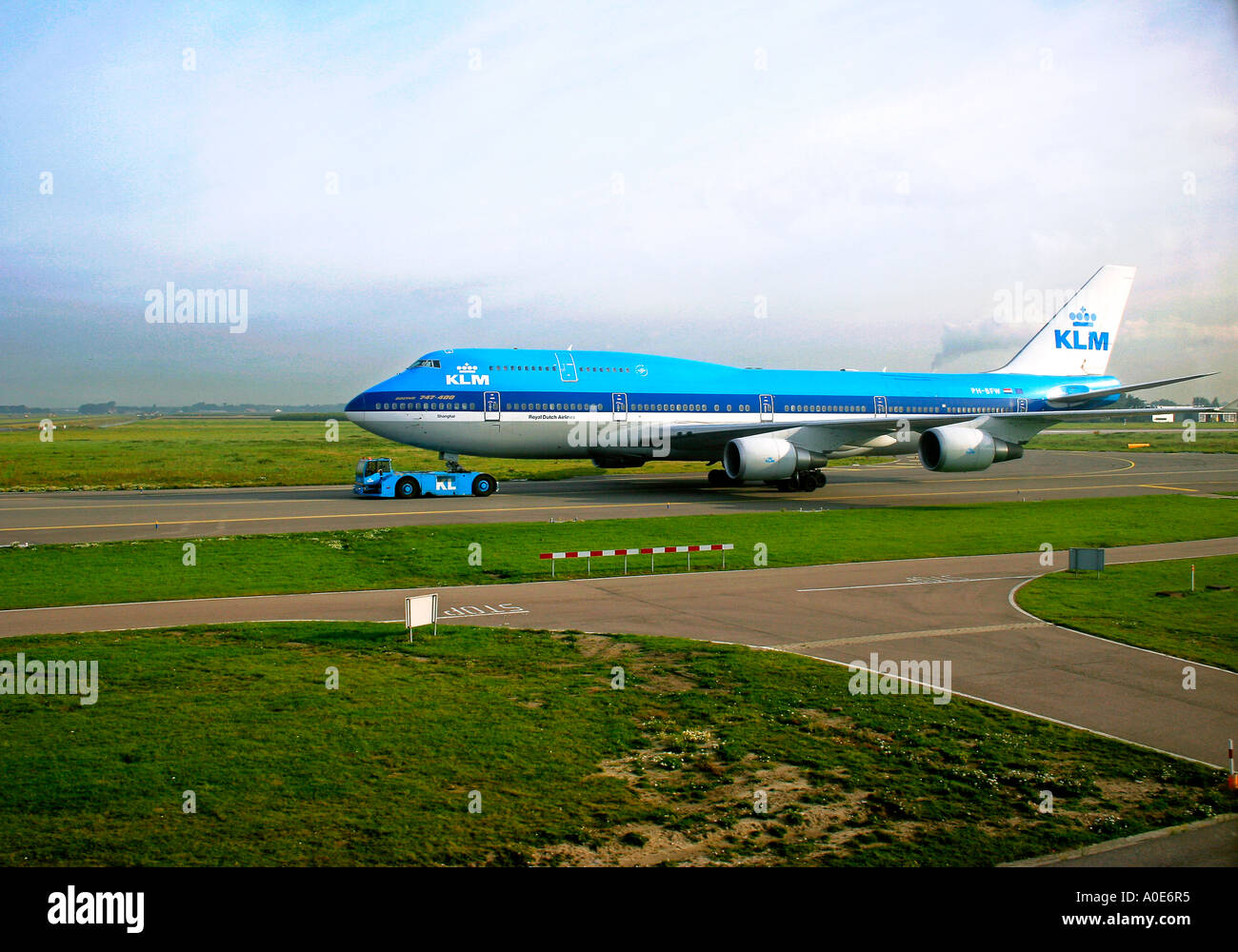 Schiphol airplanes airport airlines hi-res stock photography and images ...