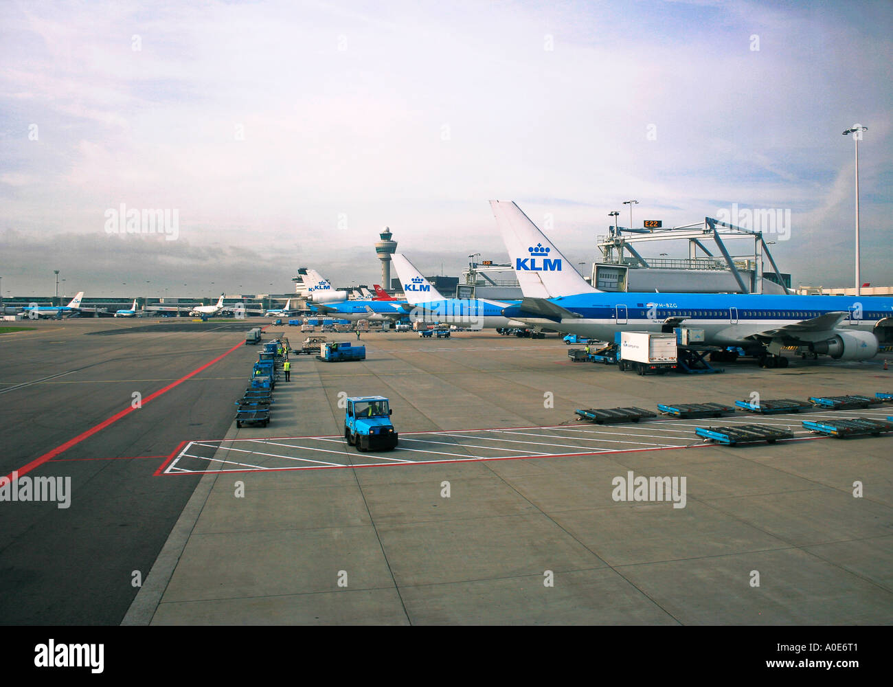 Aircraft work platform hi-res stock photography and images - Alamy