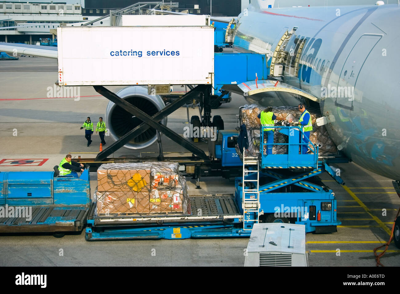 Loading cargo containers plane hi-res stock photography and images - Alamy