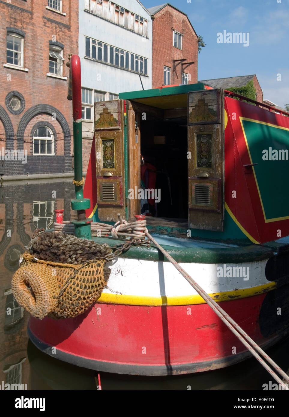 Green painted narrow boat hi-res stock photography and images - Alamy