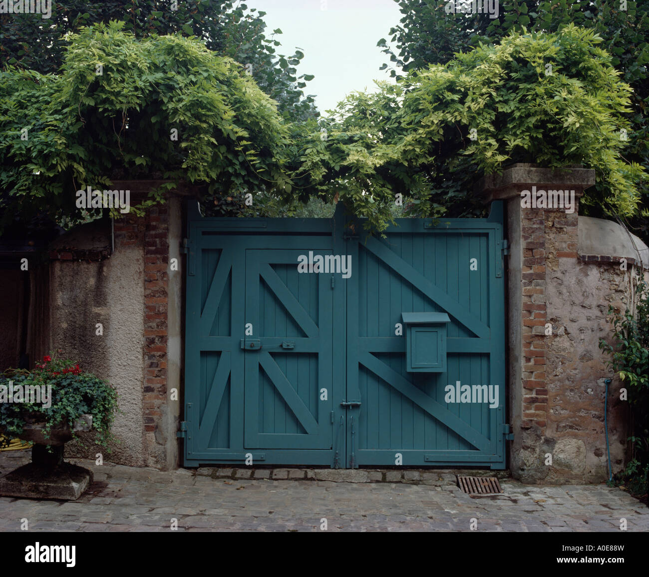 Large wooden gates hi-res stock photography and images - Alamy
