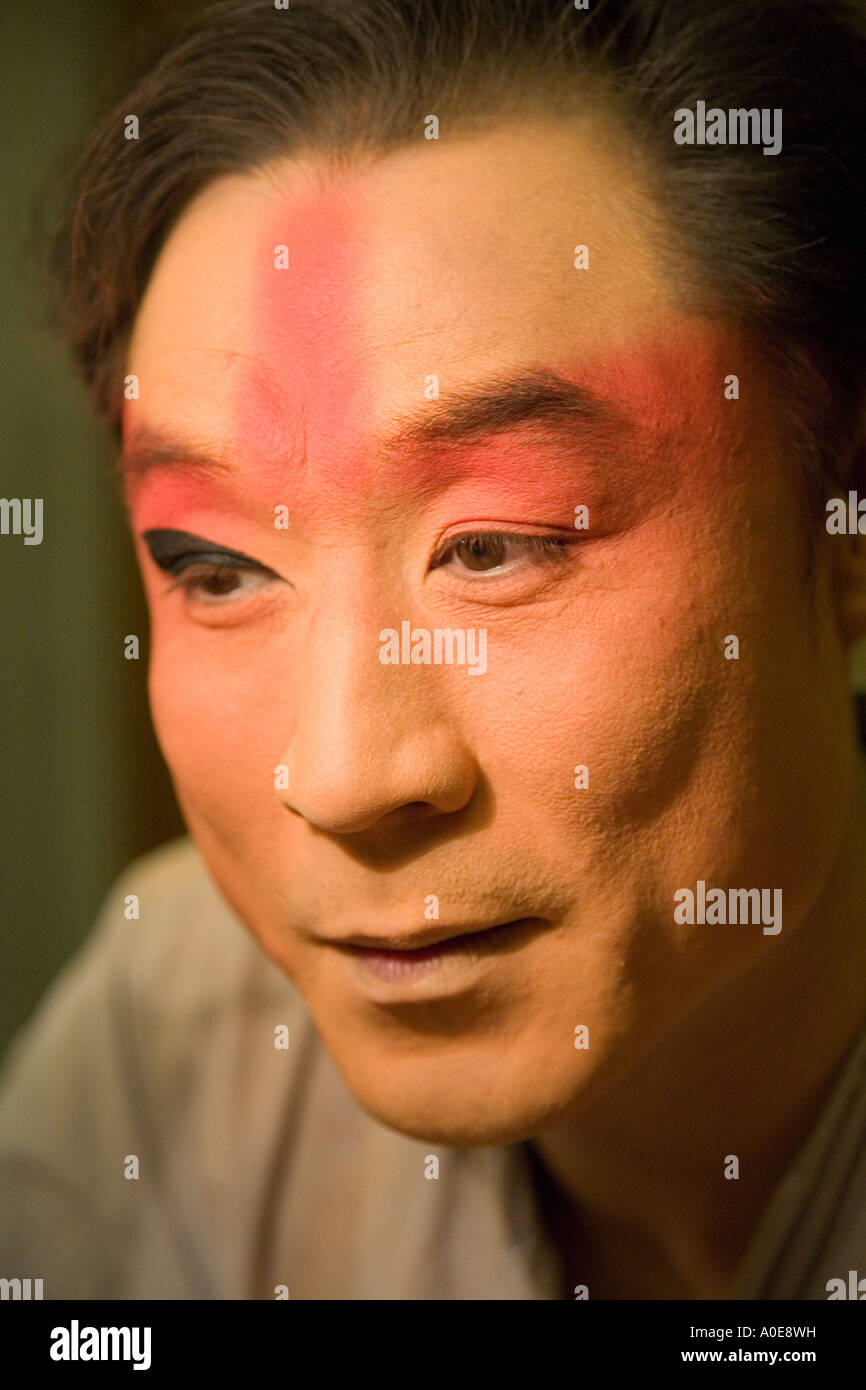 Peking Opera performer applying make up 5 Stock Photo - Alamy