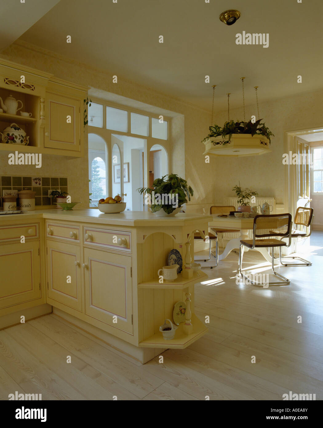 Interiors yellow diningrooms traditional hi-res stock photography and ...