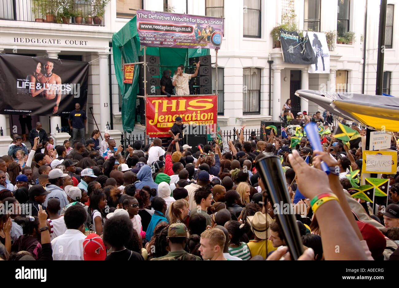 Crowds of people invade the streets of Notting Hill, London for the ...