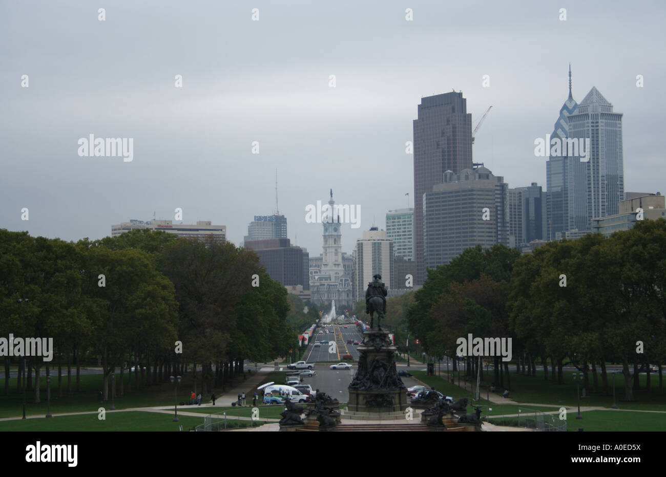 Philadelphia city hall and skyline with Benjamin Franklin Parkway from ...
