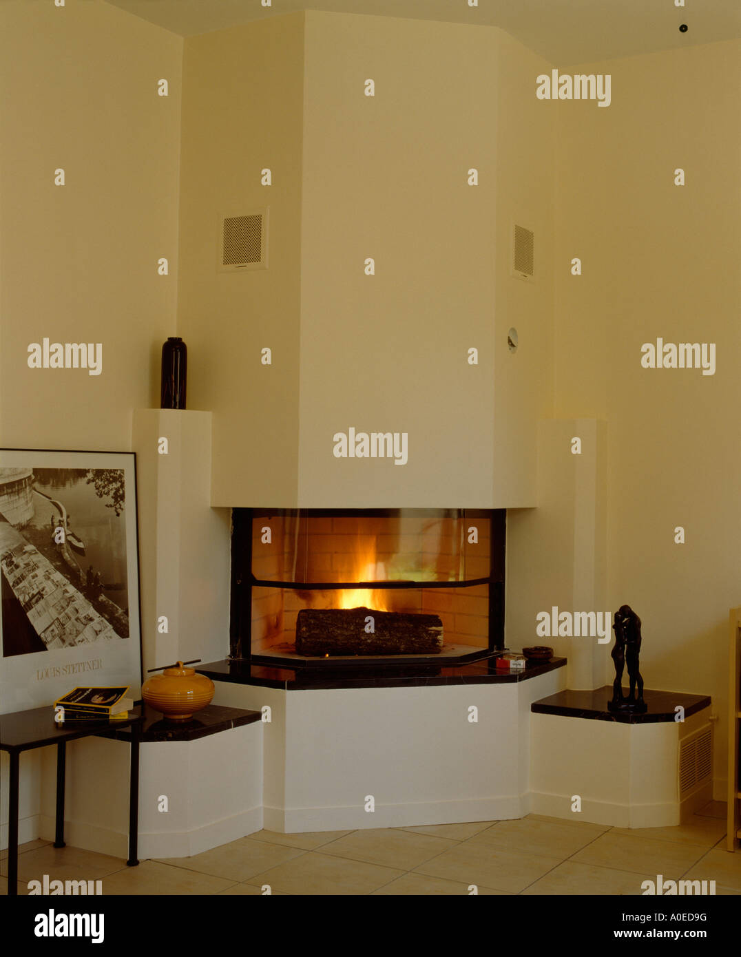 Modern fireplace with lit fire Stock Photo - Alamy