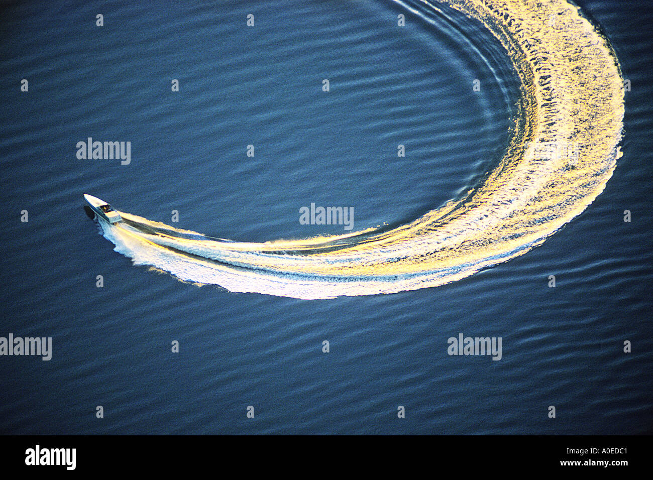 boat with long curling wake Stock Photo - Alamy
