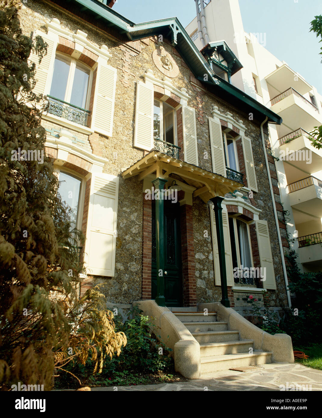 Steps leading up to traditional French townhouse Stock Photo - Alamy