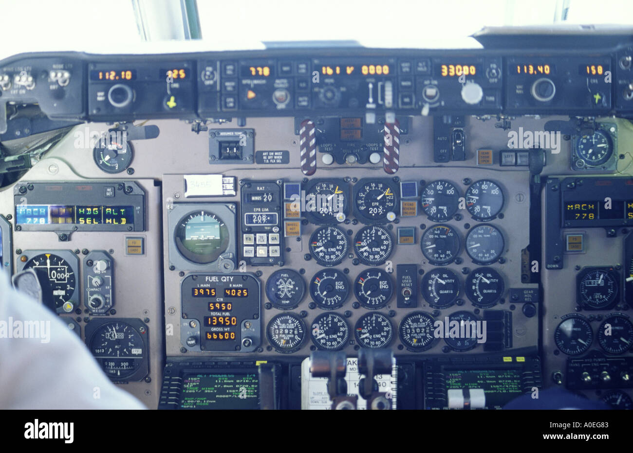 Airplane cockpits hi-res stock photography and images - Alamy