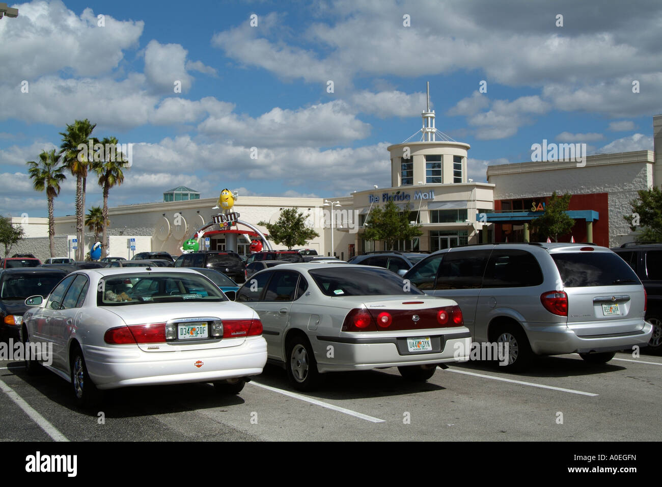Shopping malls parking lot hi-res stock photography and images - Alamy