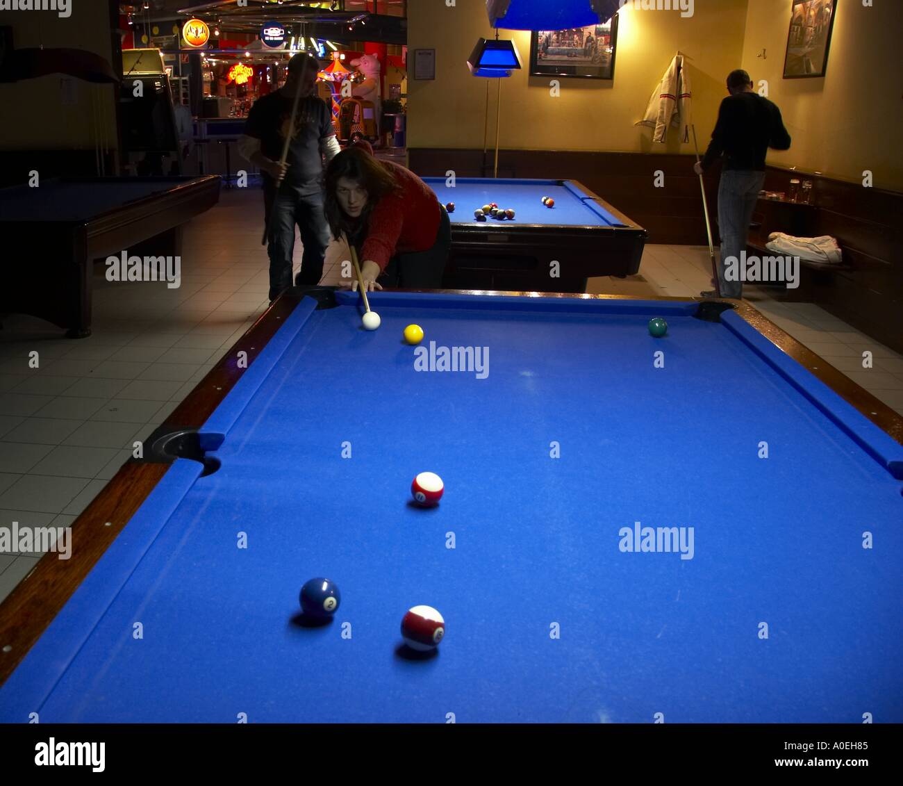 woman playing pool billard Stock Photo - Alamy
