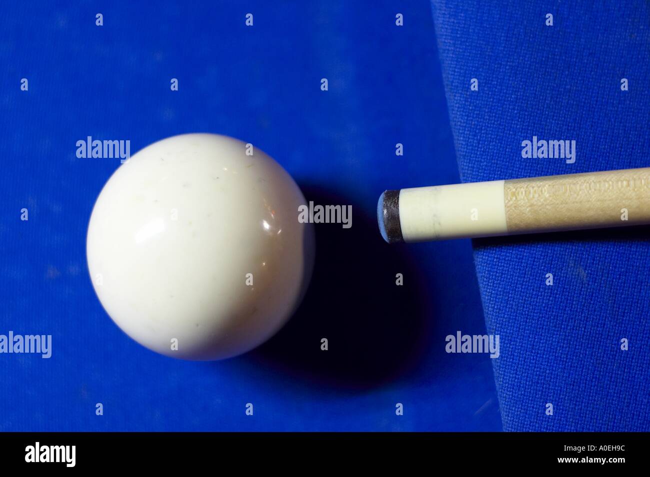 pool billard / queue hitting white ball Stock Photo - Alamy