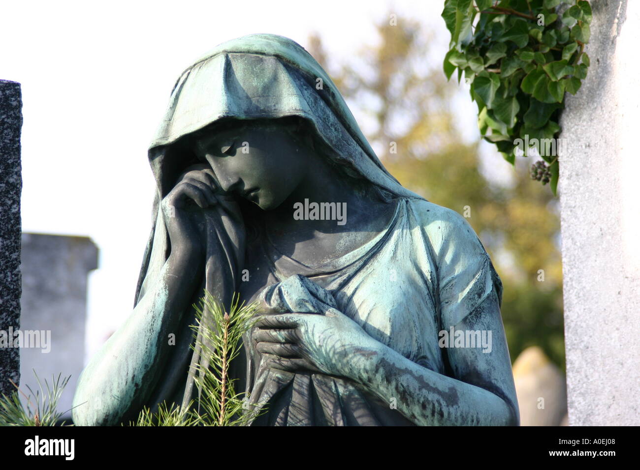 mourning statue of a woman Stock Photo - Alamy