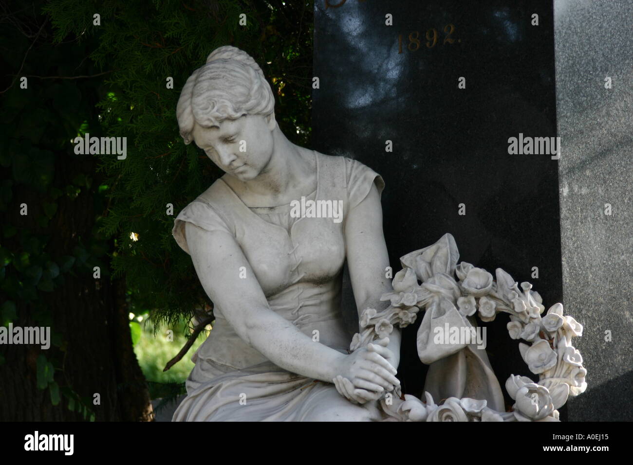 statue of a mourning woman Stock Photo - Alamy
