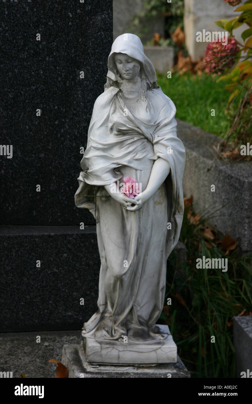 statue of a mourning woman Stock Photo - Alamy